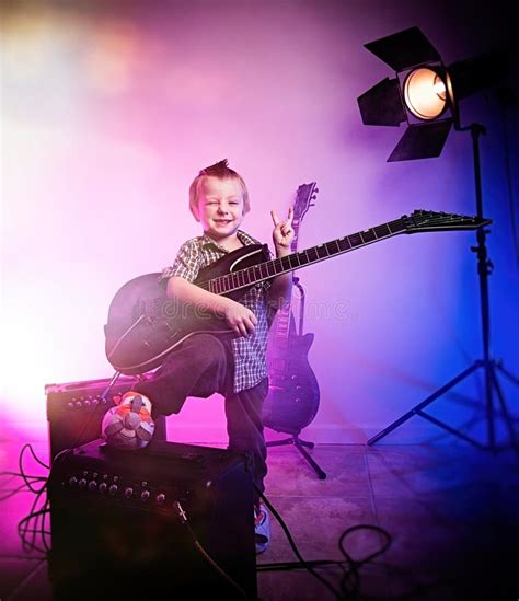 Muchacho Que Toca La Guitarra Guitarrista Del Niño Imagen de archivo