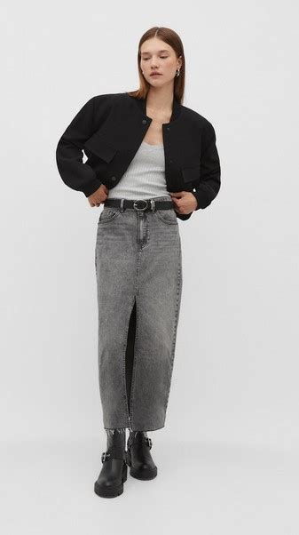Stradivarius tiene la falda vaquera con la que arrasarás el must de la