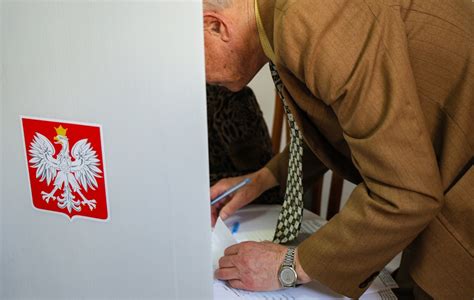Frekwencja Do godz 17 00 do urn poszło 39 43 proc Polaków