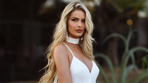 Yasmin Brunet Exibe Bumbum Gigante Ao Posar Em Mar Cristalno De Miami