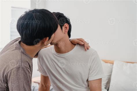Pareja Gay Asiática Besándose En La Cama En Casa Jóvenes Asiáticos Lgbtq Hombres Felices