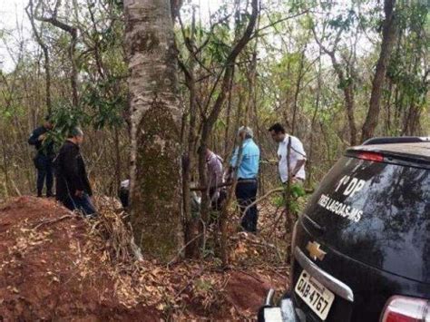 Mulher é encontrada morta 10 facadas em área de mata Interior