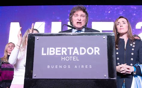 Peso argentino se devalúa tras sorpresivo triunfo de Javier Milei en