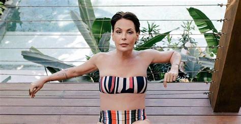 Carolina Ferraz esbanja beleza ao caminhar na areia à beira da praia