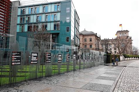 Berlin Letzte Generation übergießt Grundgesetz Denkmal am Bundestag