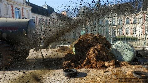 Centre Presse Poitiers du fumier et du lisier déversés devant la