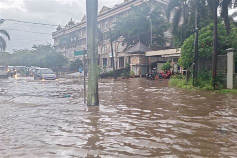 Kali Ciliwung Meluap Sejumlah Wilayah Di Jakarta Terendam Banjir