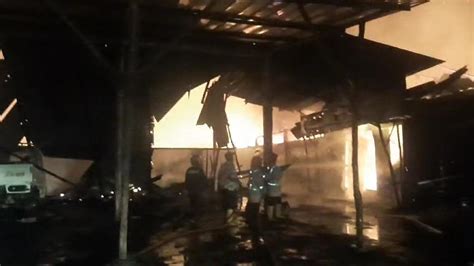 Pabrik Rotan Di Cirebon Terbakar Hebat Kerugian Capai Rp10 Miliar