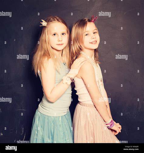 Two teen girls little sister Banque de photographies et dimages à