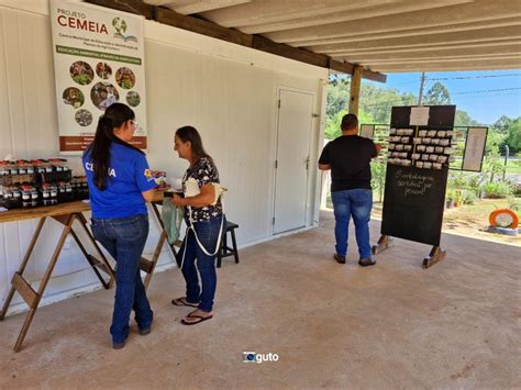 Projeto Cemeia recebe bom público na abertura do Feirão de Sementes