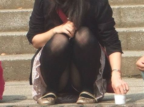 これぞ天然パンチラしてるのにまったく気づいていない女の子なまなましい股間がエッチなしゃがみパンチラ画像 画像17枚 魅惑のパンチラあんてな