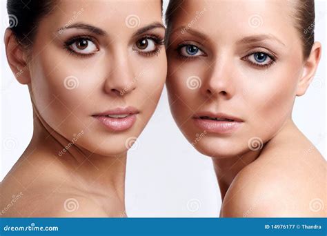 Verticale De Deux Jeunes Filles Avec La Peau Parfaite Image Stock
