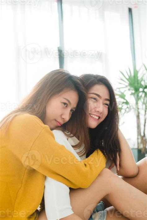 Belas Jovens Mulheres Asiáticas Lgbt Lésbicas Casal Feliz Sentado Na Cama Abraçando E Sorrindo
