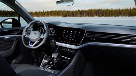 Le Volkswagen Touareg restylé se montre un peu TopGear