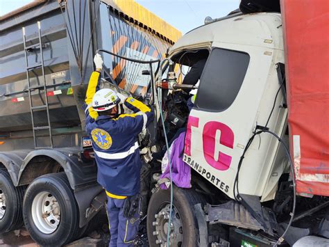 Acidente entre caminhões deixa motorista ferido no Contorno Leste