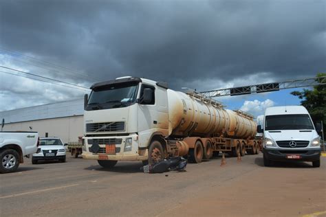 Mulher e uma criança ficam feridas em colisão caminhão tanque em RO