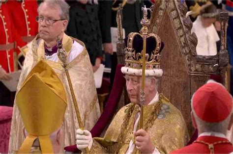 Rei Charles III é oficialmente coroado em Londres