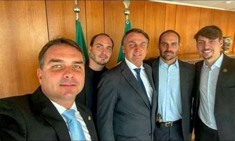Filhos De Bolsonaro Reagem Divulga O De Que Ex Presidente Recebeu