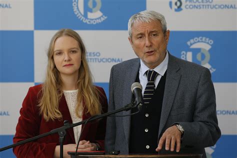 Mesa del Consejo Constitucional a la espera de la resolución de la