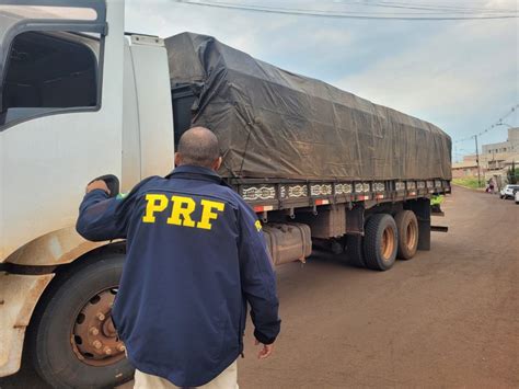 PRF apreende caminhão carregado cigarros paraguaios em Cornélio
