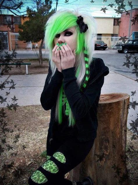 44 Increíbles Peinados Emo Que Harán Volar Tu Mente Peinados Emo Peinados De Escena Pelo Verde