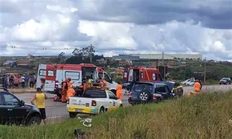Pneu estoura carro capota e fere seis de uma família em Minas Gerais