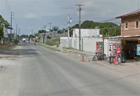 Mulher morre após ser atropelada por ônibus em faixa de pedestre e neta