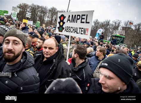Bauern Protestieren Gegen De Politik Der Bundesregierung Vor Dem