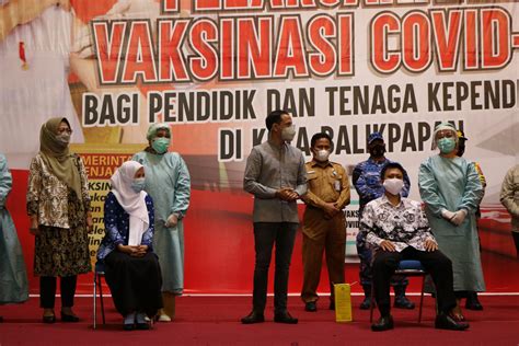 Mendikbud Tinjau Pelaksanaan Vaksinasi Guru Dan Tenaga Pendidik Di