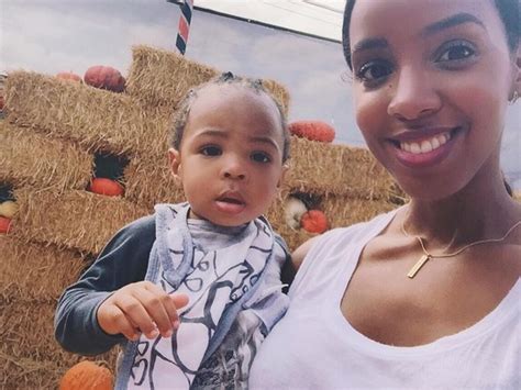 Adorable Kelly Rowland Tout Sourire Pour Prendre La Pose Avec Son