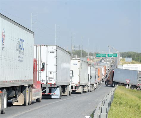 Congestionan carreteras largas filas de tráilers La Tarde
