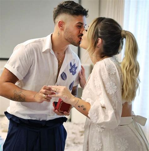 Virginia exibe alianças do casamento Zé Felipe avaliadas em R 7 6