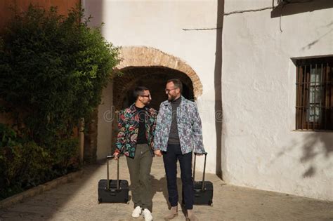 Matrimonio Real De Pareja Gay Que Se Toma De La Mano Caminando Por La