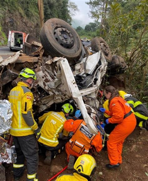 Motorista Fica Preso Nas Ferragens E Em Estado Grave Ao Tombar Caminh O