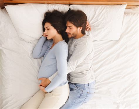 50 hình ảnh vợ chồng ôm nhau ngủ đẹp và ngọt ngào