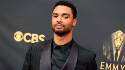 Ator Regé Jean Page é eleito o homem mais bonito do mundo veja lista