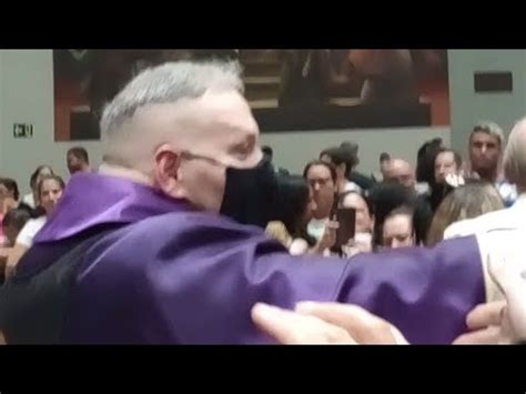 padre Marcelo Rossi recebendo a benção do Pedre YouTube