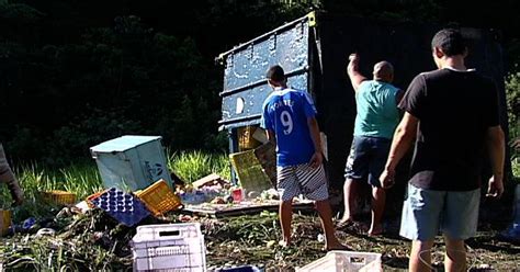 G Carreta Carregada De Verduras E Frutas Tomba Na Br No Es
