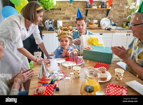 Une petite fille célèbre son anniversaire entouré par l amour de ses