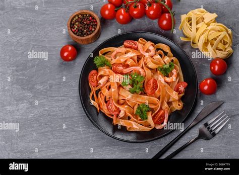 Pâtes de fettuccine aux crevettes aux tomates cerises à la sauce aux