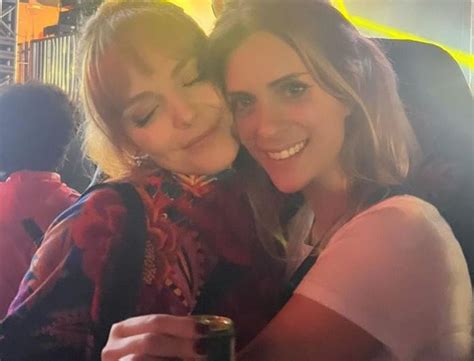 Titi Müller assume namorada foto de beijo em rede social após
