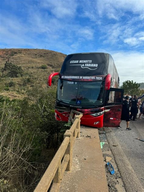 Ônibus da dupla César Menotti e Fabiano colide carretas Portal