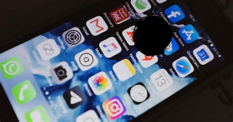 Cómo quitar manchas negras en la pantalla de mi celular