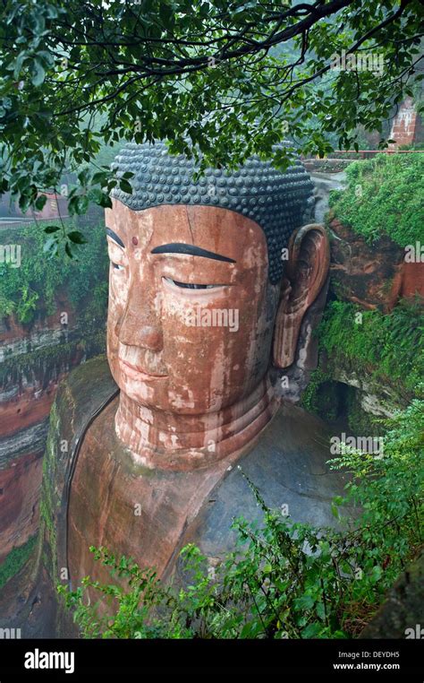 El Buda Gigante de Leshan que a 71 metros o 233 pies es la piedra más