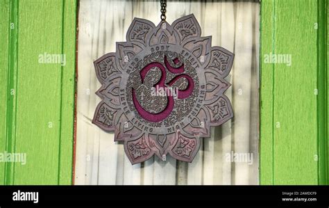 OM símbolo de ornamento de puerta que dice Espíritu del cuerpo de la
