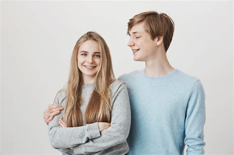 Petit Ami Embrasse Sa Petite Amie Et Lui Sourit Photo Gratuite
