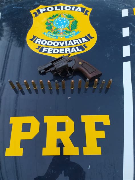Em Itamaraju BA motociclista é preso pela PRF arma de fogo e