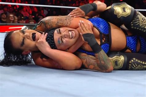 Ronda Rousey Y Shayna Baszler Le Dan La Bienvenida A Katana Chance Y