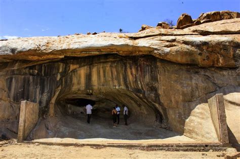As misteriosas pinturas rupestres que caíram do céu no Namibe