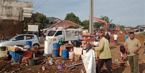 Sisir Sampah Di Waduk Jatigede Dilakukan Warga Wado Peringati